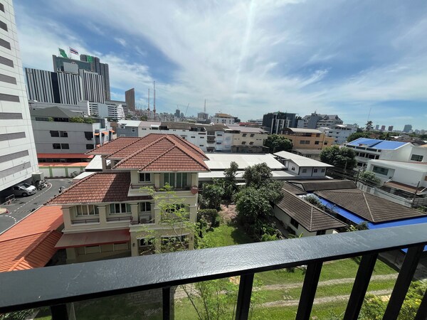 Luxury Apartment Next To Bts Skytrain Ari.  Lovely&lively Prime Area Of Bangkok - Bangkok