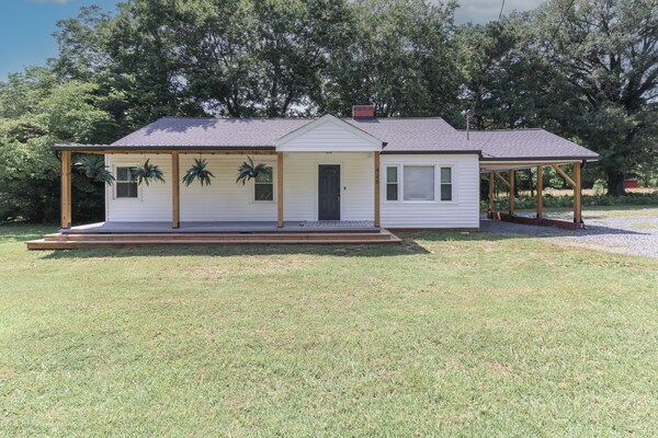 Lake Tillery 7 Minutes To Marina! Sleeps 8, Large Deck With Wifi And Ac - Lake Tillery, NC