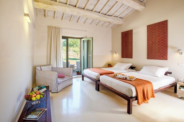 Estate In The Heart Of Umbria. Villa With 10 Rooms, Infinity Pool And Spa - Umbria