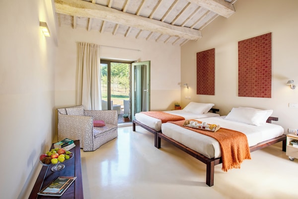 Estate In The Heart Of Umbria. Villa With 10 Rooms, Infinity Pool And Spa - Umbria