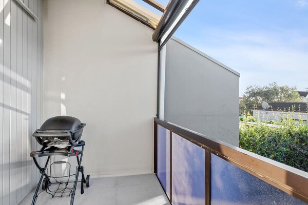 Sunny Coastal Townhouse - Auckland