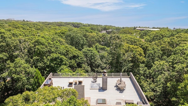 Chic Montauk Retreat With Ocean Views, Designer Interiors & Deeded Beach Access - Montauk, NY