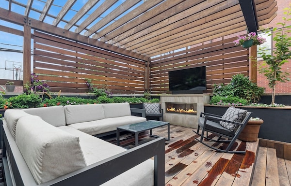 Spacious Newly Renovated Home In Lincoln Park W/ Outdoor Living & Dining Area! - Edgewater - Chicago