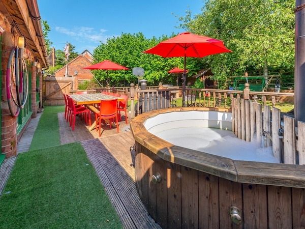 Squirrel Barn - Family Getaway | Pass The Keys - Cheshire
