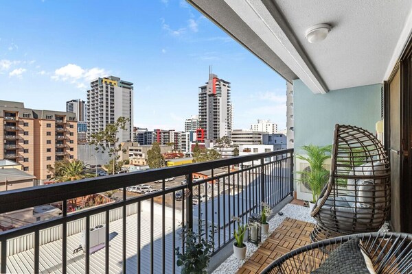 City Life: 2br Apt With Pool, Gym, Sauna & Car Bay - Mount Pleasant