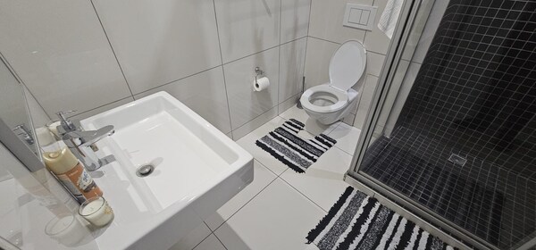 Chic 2-bedroom Apartment With Wifi, Gym  In Awesome Central Windhoek. - Windhoek