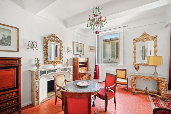 Between Art And History An Elegant Getaway - 예르
