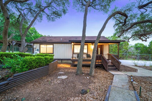 Private Cottage W Hot Tub & Oak Grove - Canyon Lake, TX