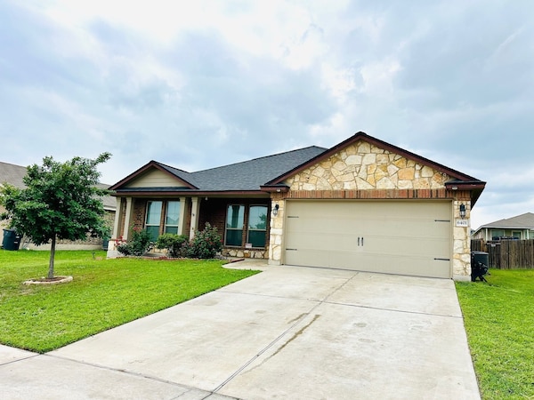 Charming 3-bedroom House In Killeen-5 Minutes From Fort Hood Main Gate - Copperas Cove, TX