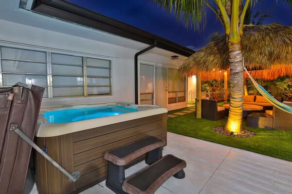 Cheerful 2-bedroom House With Putting Green! - Deerfield Beach, FL