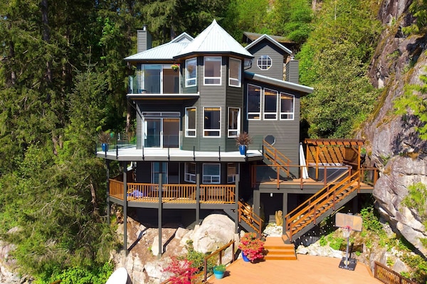 Stunning Deep Cove Waterfront Estate - Cypress Mountain