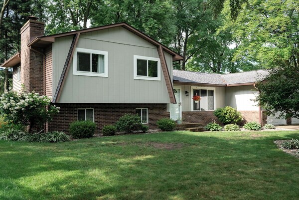 4-bedroom Tri-level House In Enchanting Midland With Wifi, Ac.  Pet Friendly. - Midland, MI