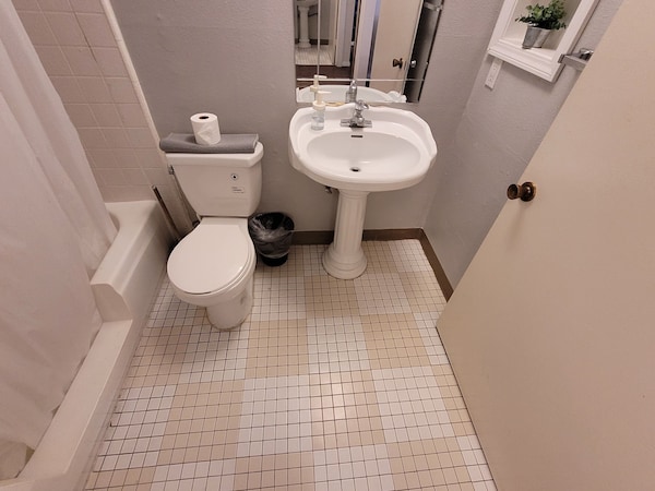 Double Bed Unit With Ac And Wifi In Beverly Hills - San Fernando Valley, CA