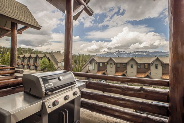 New! Ski-in/ Ski-out 3-bedroom Condo With Private Hot Tub & Grill - Big Sky, MT
