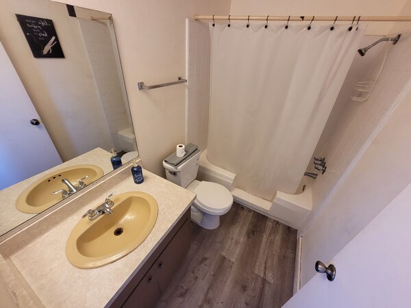 Great Double Queen Bed With Ac And Wifi In Beverly Hills - Beverly Hills, CA