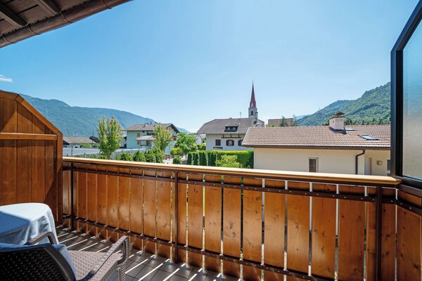 Ferienwohnung 'Rosalie 8' Mit Bergblick, Gemeinschaftspool Und Wi-fi - Lana