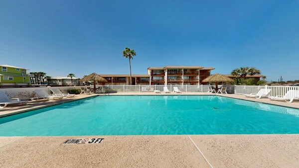 Shared Pool, Boardwalk To The Beach, Charcoal Grills - Corpus Christi, TX