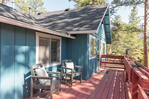 New Hot Tub! Updated Cabin, Walk To Estes Park - Estes Park, CO