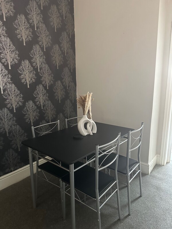 Cosy 4-bed - Sleeps 7, Garden - Solihull