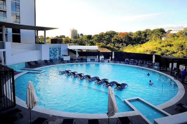 Modern High-rise Luxury Stay In Downtown San Jose W/ac/pool/gym/free Parking - San José
