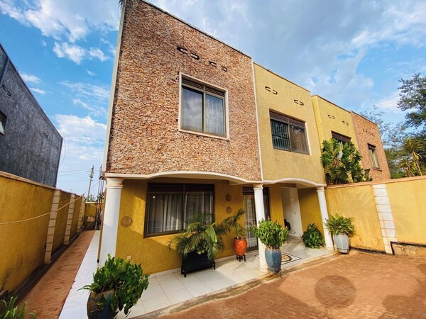 4-bedroom Estate In Welcoming Kigali-rwanda With Wifi In A Family-friendly Area. - Kigali