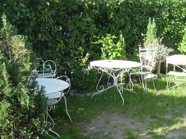Homerez - Comfortable Apartment In Vitrac - 40 M² - Garden View - Aurillac