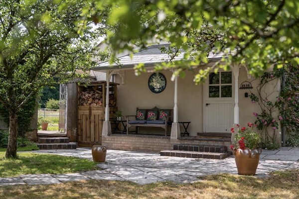 Dabinett, Set In Beautiful Gardens, Parking - Devon