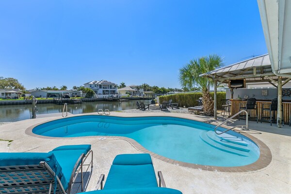 Sleeps 8! Tiki Barl~hot Tub~fire Pit - Tampa, FL