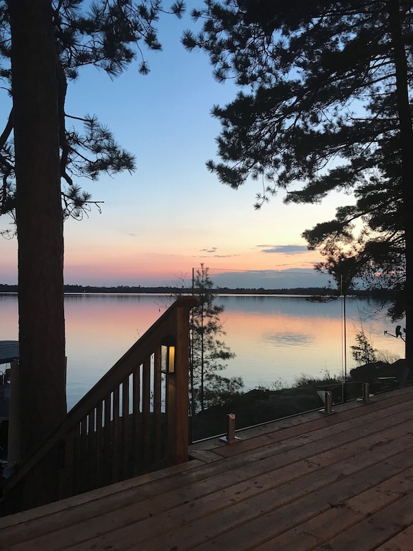 Lake Muskoka Waterfront Cottage With The Most Amazing Sunsets!! - Bala (Canada)