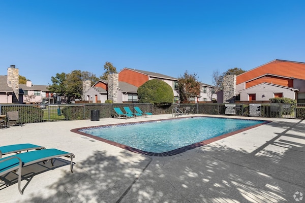 Chic 2-bedroom Apartment With Pool, Fitness Room In Vibrant Addison - Lewisville