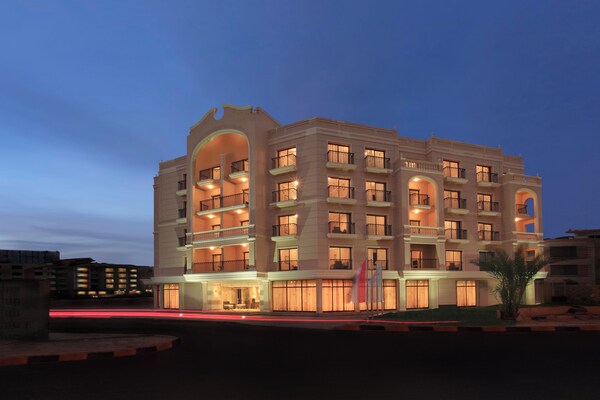 3 Stylish Units: Poolside Boutique Stay Near Shops & Saqqala Square - Hurghada