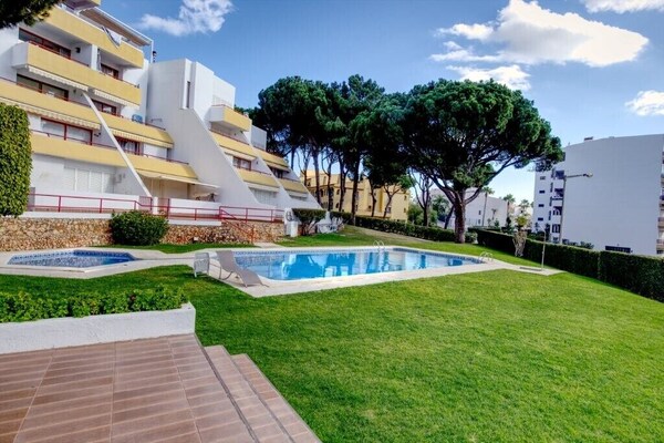 Sunny 1-bed Apartment With Balcony & Pool Access - Vilamoura