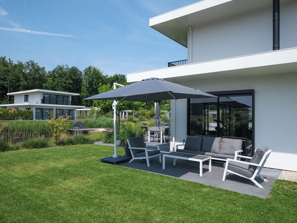 Luxury 8 Person Villa On The Water With Private Jetty. Including 2 Sups, Barbecue And Wood Stove. Enjoy The Spacious Garden On The Southwest And The Beautiful Wooded And Watery Surroundings! - Lelystad