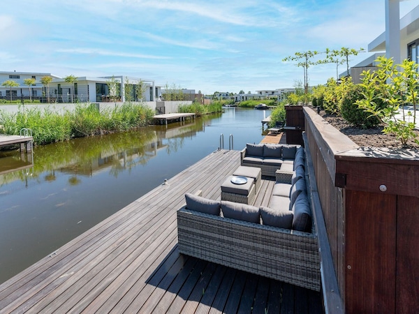 Luxury 6-person Villa With Jacuzzi, Green Egg Barbecue And Private Jetty On The Water. Enjoy Comfort And Peace During Your Holiday! - Lelystad