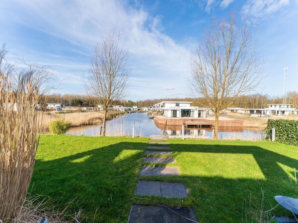 Luxuriöses 4-personen-haus Am Wasser Mit Moderner Küche, Direktem Zugang Zum Wasser Und Komfortabler Einrichtung. Perfekt Zum Erholen Und Entspannen! - Zeewolde