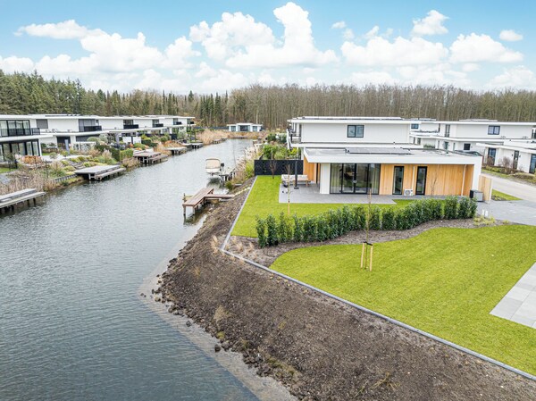 Luxuriöse 4-personen-villa Am Wasser Mit Moderner Küche, Privatem Zweibettzimmer Und Einer Geräumigen Terrasse Mit Grill Und Loungeset. Perfekt Zum Rosten Und Spannen! - Lelystad