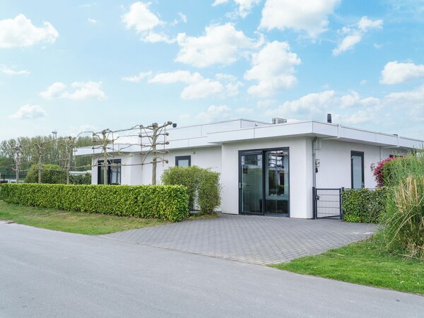 Private Finnish Sauna, Luxury Kitchen With Bean Coffee Maker And Large Gas Stove, With Swimming Jetty On The Water. - Flevoland