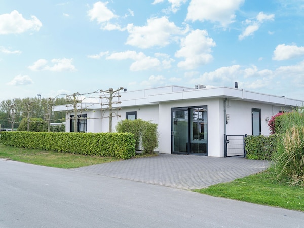 Private Finnish Sauna, Luxury Kitchen With Bean Coffee Maker And Large Gas Stove, With Swimming Jetty On The Water. - Flevoland
