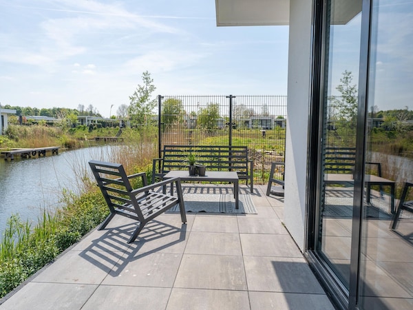 Luxuriöse 6-personen-ferienvilla Am Wasser Mit 3 Schlafzimmern, 2 Badezimmern, Einer Geräumigen Terrasse Mit Lounge-set Und Sonnenliegen Sowie Einem Privaten Badesteg. Liegt Im Villa Resort Harderwold, In Der Nähe Von Harderwijk Und Dem Veluwemeer! - Lelystad