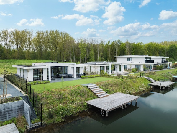 Single-storey 8-person Villa With Private Inflatable Boat, Luxury Built-in Bean-to-cup Coffee Machine, Quooker And Swim Deck. - Zeewolde