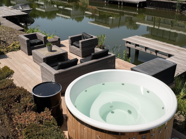 Luxurious 4-person Ground Floor Villa With Electrically Heated Jacuzzi, Bath, Lounge Set On The Water And Two Bicycles. Located At Villa Resort Harderwold, Near Harderwijk And The Veluwemeer! - Lelystad