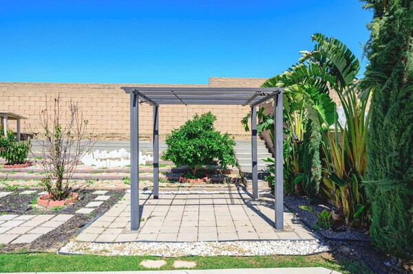Perfect Family Getaway W Garden Near Ont Airport - Upland, CA