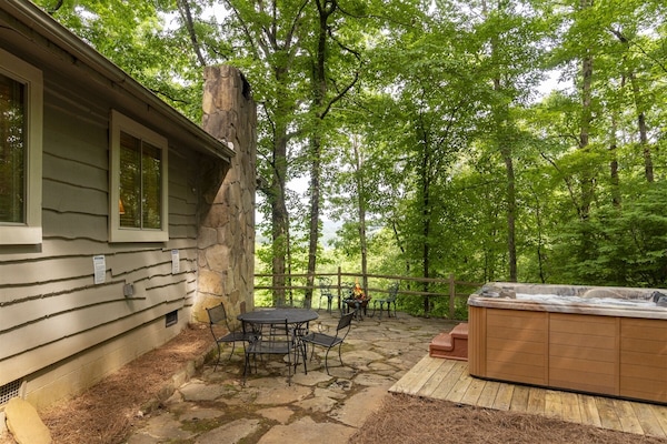 Lake View Escape  Mountain Cottage With Lake Burton Views, Hot Tub & Fire Pit - Moccasin Creek State Park, Clarkesville
