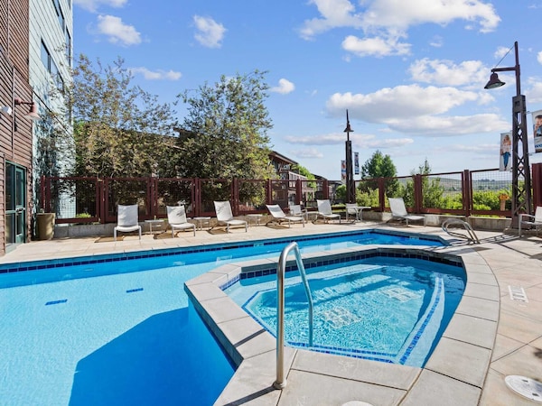Top Floor | Indoor/outdoor Pool + Hot Tub | Fireplace | Walk To Dine & Shop - Utah