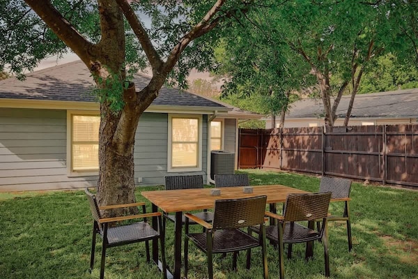 Serene Escape - Peaceful 3-bd Retreat With Yard - Grand Prairie, TX