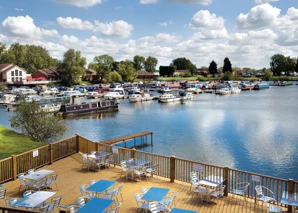 River Meadows Retreat. Contemporary, Spacious Caravan. 3 Bedroom, Sleeps 8 - Bedfordshire