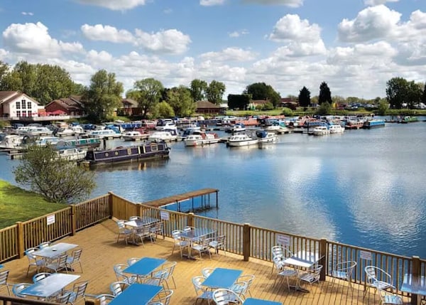 River Meadows Retreat. Contemporary, Spacious Caravan. 3 Bedroom, Sleeps 8 - Northampton