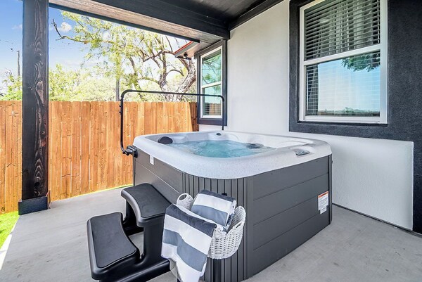 Pet Friendly W/hot-tub-six Minutes To Downtown! - Fredericksburg, TX