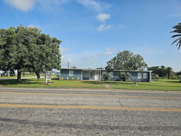 Walking Distance To Food, Ice, Bars,  3-bedroom 2 Ba House In Matagorda Sleeps 8 - Matagorda, TX