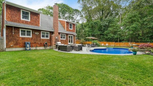 East Hampton Escape With Private Pool, Expansive Yard & Minutes To Beaches... - The Hamptons, NY